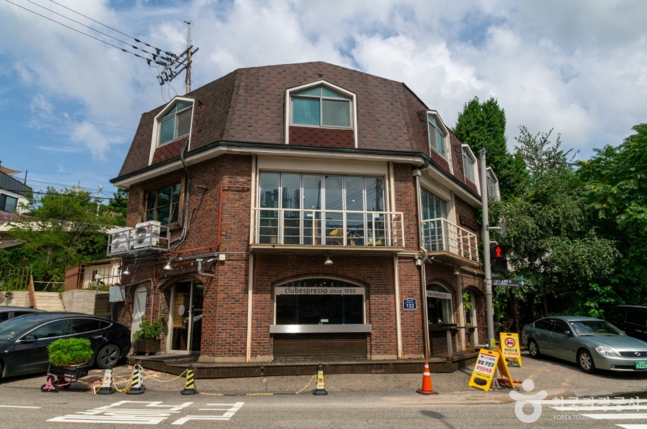 Cheongun Literature Library (청운문학도서관) - Korea Trip Guide